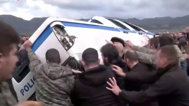 “Ndizet” protesta e fermerëve në Greqi, policia përdor spraj lotsjellës ...