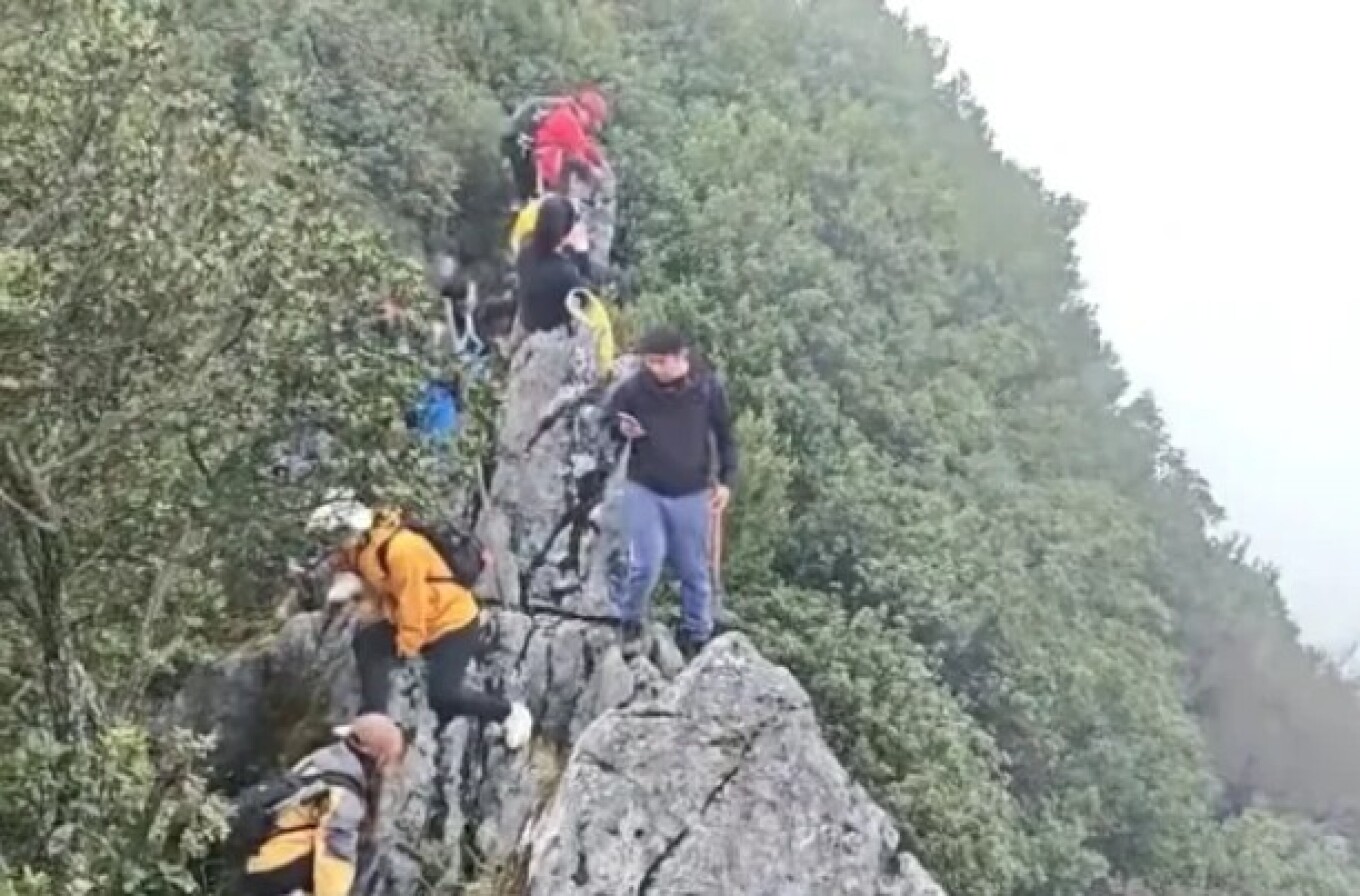VIDEO/ Fell from a 40-meter high cliff in China, tourist miraculously ...
