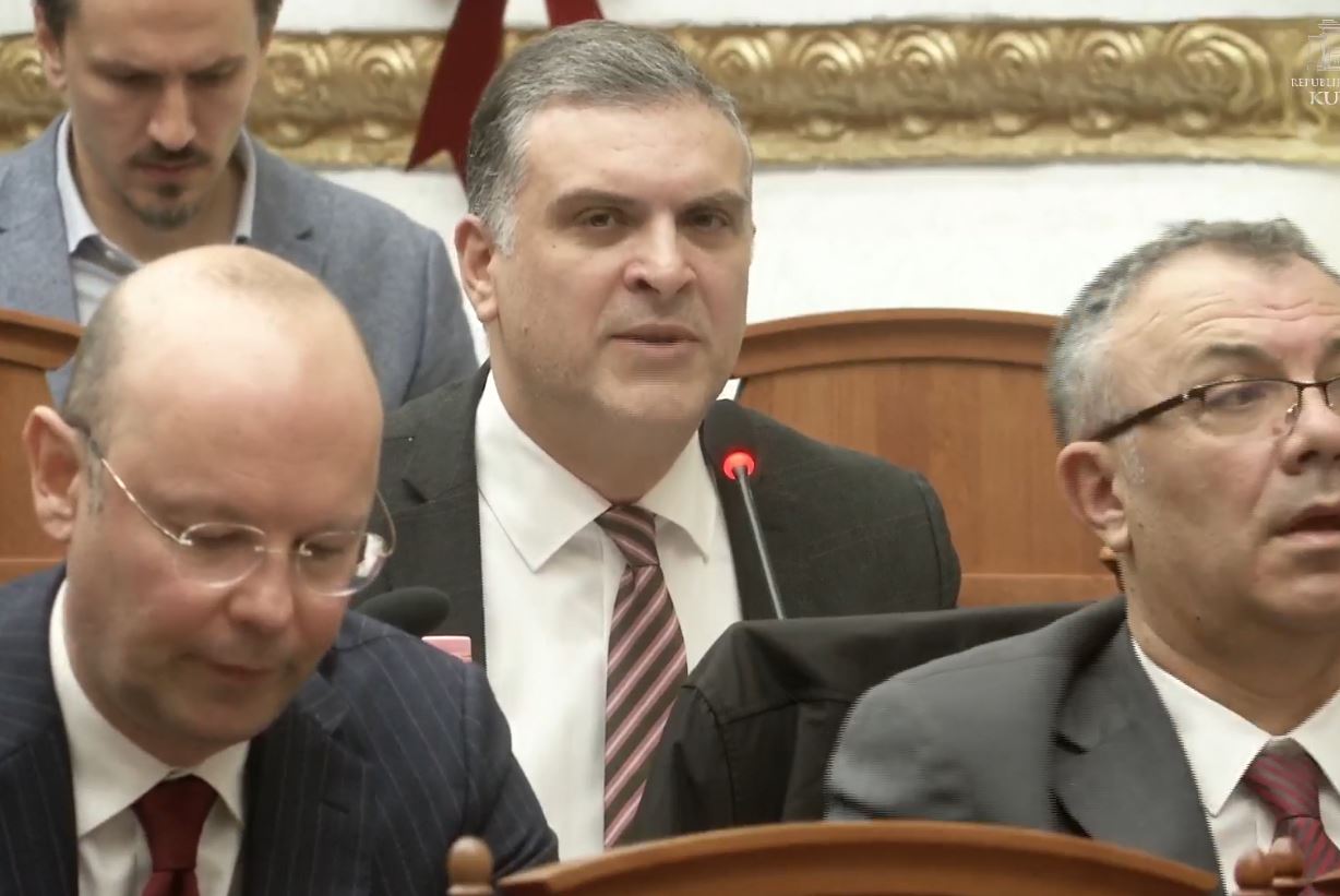 “Po kapni të gjitha pushtetet, për të shkatërruar shtetin!”, Blushi: Me ...