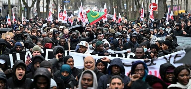 Mijëra njerëz protestojnë në Paris për vdekjen e punëtorit emigrant ...