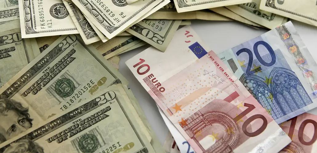 DW: Is the US currency a risk for Europe? Euro against the dollar at ...