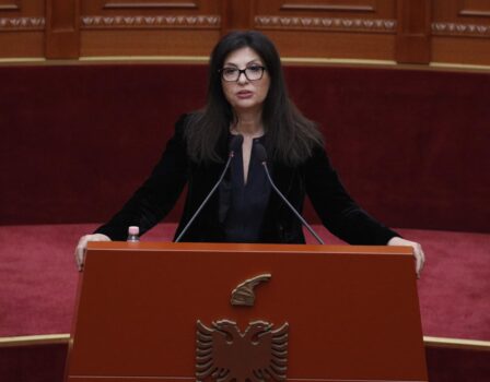 “Rrugë që çahen nga pesha e korrupsionit, jo e makinave”, Topalli ...