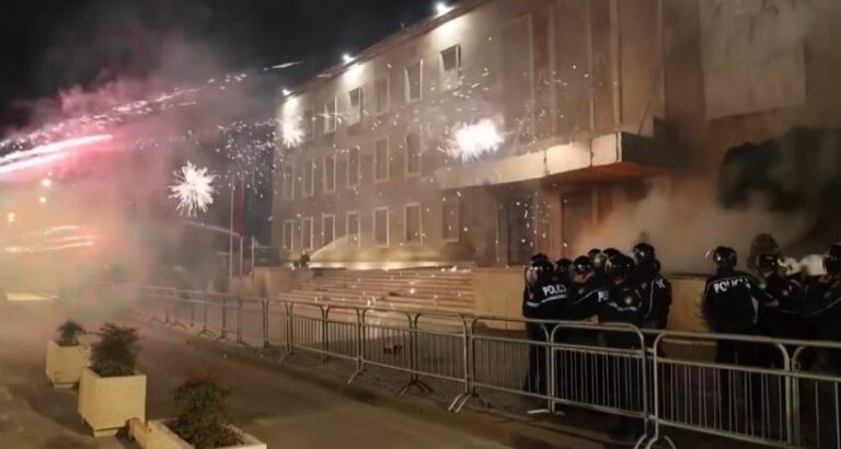 "Der Standard" echoes the opposition protest: Revolts erupt in Tirana ...