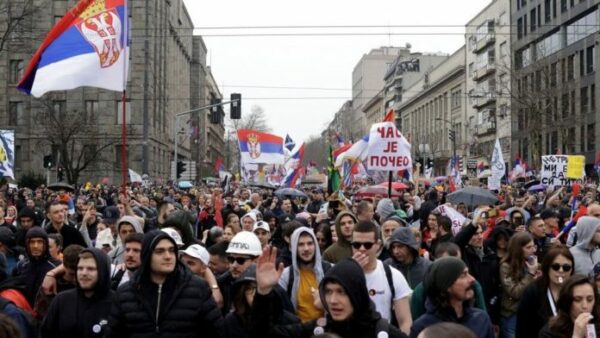 VIDEO/ Nuk ka qetësi për Vuçiç, mijëra studentë sërish në protestë ...