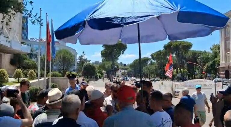 Protesters do not "leave" the square in front of the Prime Minister's ...