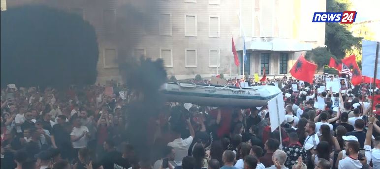 "Rama resigns"/ Diaspora fills the squares of the world in support of ...