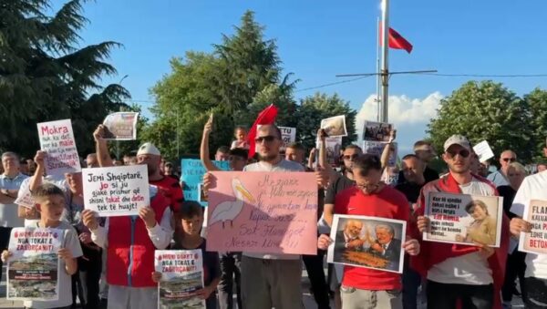 “Gjino fikun…jo pallatin buzë liqenit!”/ Qytetarët protestë në Pogradec ...