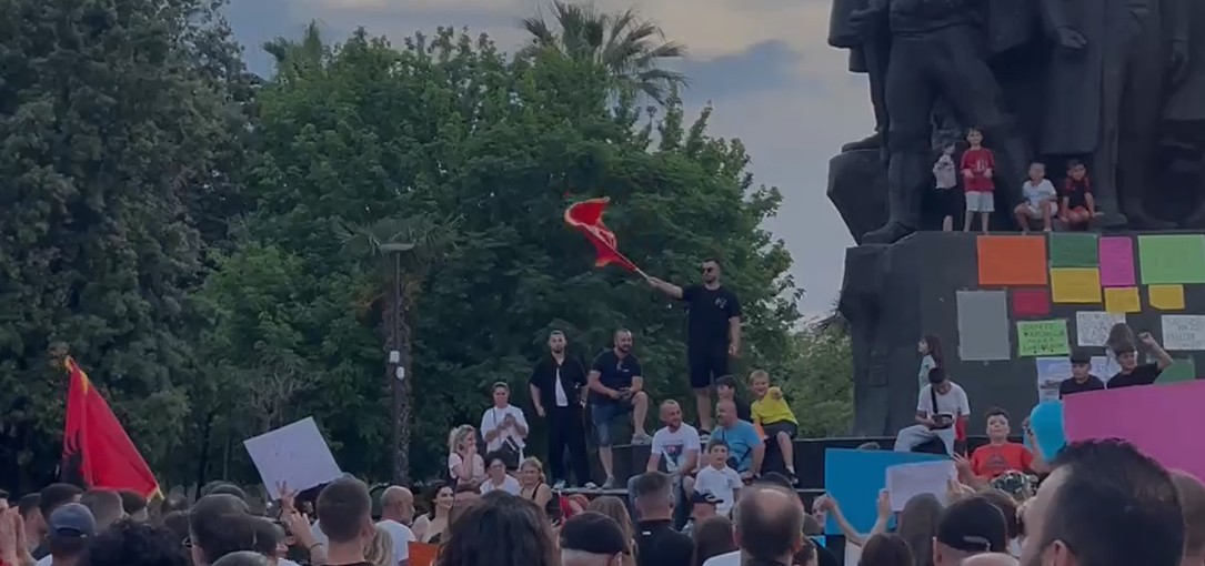 Parallel to Tirana/ "Zvërneci", citizens of Vlora protest at Flag ...